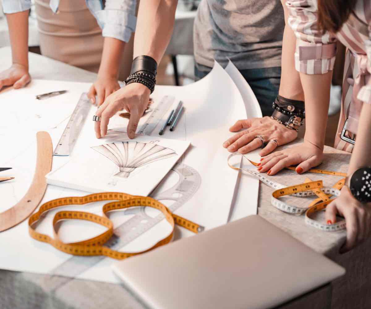 Quels sont les metiers de la mode ? Salaires et parcours